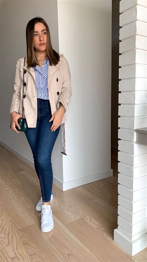 Come Back To The Office Blusa Blanca Rayas Azules Outfit