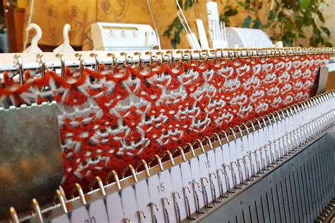 Как выбрать вязальную машину: от чего зависит цена