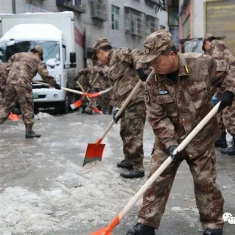 【时讯】台江县人武部 官兵铲雪除冰保畅通路面行人群众