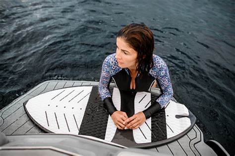 물에 젖은 머리를 가진 젊은 여자는 웨이크 서핑 보드에 기대어 30 39세에 대한 스톡 사진 및 기타 이미지 30 39세 갈색 머리 건강한 생활방식 Istock