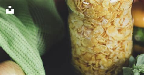 유리 항아리에 녹색 칠리 고추 사진 Unsplash의 무료 브로이닝스호프 이미지