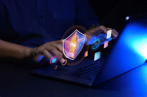 태블릿을 사용하는 사업가가 비즈니스 성장 자물쇠를 들고 그래프와 기술 기호를 보여줍니다 명의 도용에 대한 스톡 사진 및 기타 이미지 명의 도용 컴퓨터 사용 2명