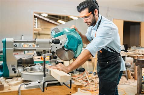 작업장에서 나무 판자에 전기 대패로 작업하는 목수 직공은 자신의 성공적인 중소기업 목공소에서 도구를 사용하는 사람 나무로 가구를 만드는 사람 25 29세에 대한 스톡 사진
