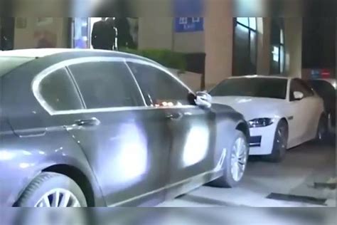 宝马堵门放豪言，这车值200万谁敢移试试，下一秒让他怀疑人生