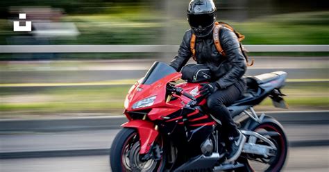 빨간 스포츠 자전거를 타고 검은 헬멧에 남자 사진 Unsplash의 무료 헬멧 이미지