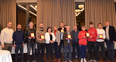 Кикбоксерот Лука Змејковски доби признание за најдобар млад спортист на Виница за 2023 година