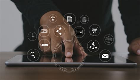 가상 아이콘 다이어그램으로 사무실에서 랩톱 컴퓨터 태블릿 및 스마트 폰을 사용하는 사람과 마케팅 개념 디지털 마케팅 개념 Brand Name Smart Phone에 대한