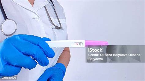 양성 임신 테스트기를 들고 있는 여성 의사의 손 불임 치료 Ivf 임신 계획 및 생식 건강의 개념 건강 모니터링에 대한 스톡 사진 및 기타 이미지 Istock