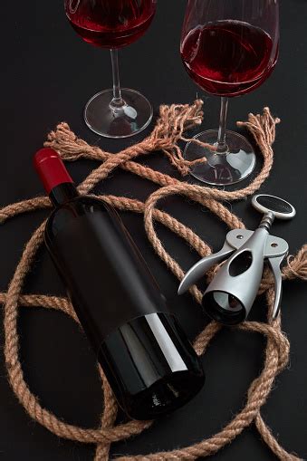 레드 와인 병 두 안경 및 검은 배경에 코르크 복사 공간 평면도 0명에 대한 스톡 사진 및 기타 이미지 0명 감탄 검은색 Istock