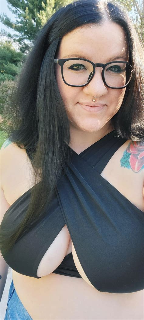 Just Here To Show Off My New Top 🖤 Scrolller