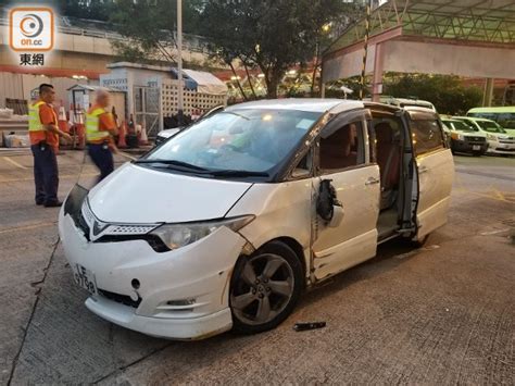 東隧口私家車撞壆翻側 司機涉酒駕被捕｜即時新聞｜港澳｜oncc東網