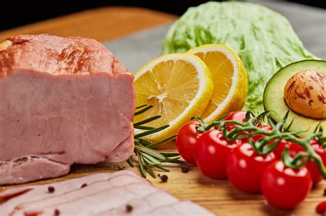 나무 도마에 향신료 양상추 아보카도 토마토와 슬라이스 햄 오래된 고기 접시 신선한 프로슈토 0명에 대한 스톡 사진 및 기타 이미지 Istock