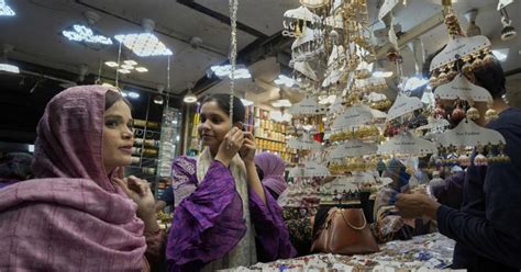 이드 알피트르 앞두고 장신구 쇼핑하는 여성들