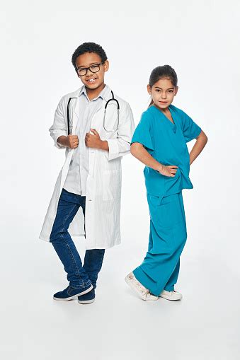 의료복을 입은 귀여운 아이들 두 명의 어린이가 의료진을 연기합니다 아이에 대한 스톡 사진 및 기타 이미지 아이 의사 2명 Istock
