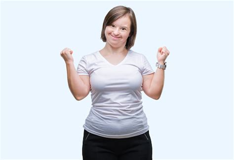 젊은 성인 여자 다운 증후군 격리 된 배경에 매우 행복 하 고 흥분 무기와 우승자 제스처를 하 고 웃 고 성공을 위한 비명 축 하 개념입니다 긍정적인 감정 표현에 대한 스톡