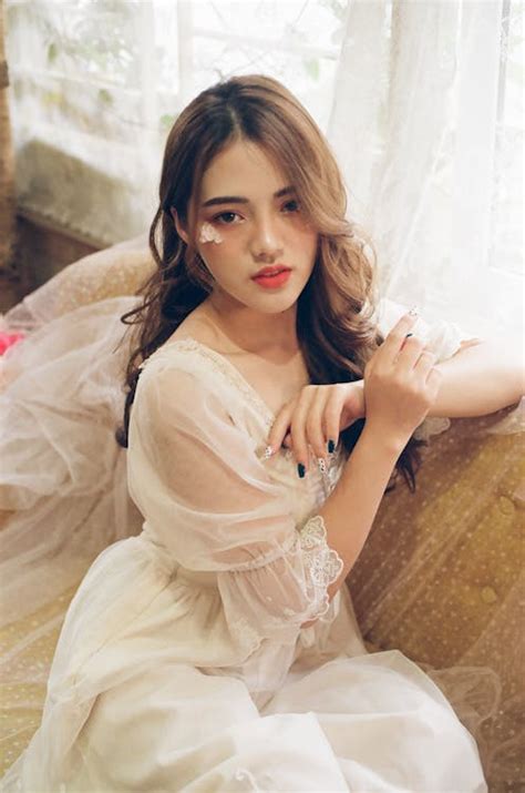 갈색 머리 경량 직물 고요한 고요한 표정 고전적인 스타일 곱슬머리 긴 머리 꿈꾸는 모습 레이스 디테일 로맨틱