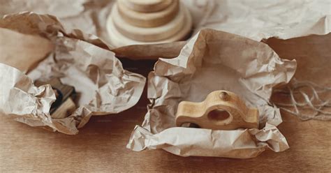 유아를 위한 친환경 플라스틱 무료 장난감 반지 치발기 고슴도치 자동차 장난감이 나무 테이블에 공예 종이에 있는 현대 천연