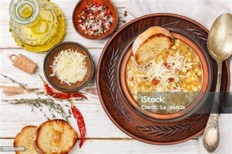야채 파스타 렌즈콩 치즈와 향신료와 함께 두꺼운 수프 수프입니다 올리브 기름 하 고 테이블에 빵입니다 이탈리아 요리입니다 선택적