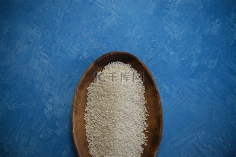 木盘中的米粒。高清摄影大图 千库网 木盘中的米粒。高清摄影大图 千库网