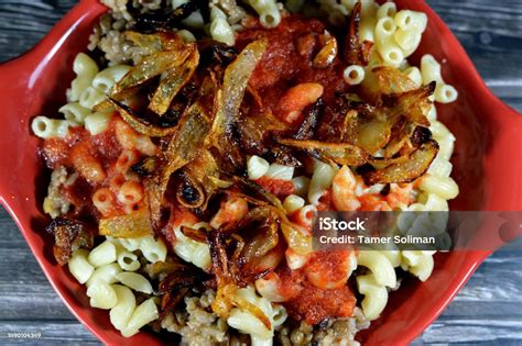 이집트 요리 이집트의 국민 요리인 코샤리 쌀 마카로니 렌즈콩을 섞어 만든 인기 있는 길거리 음식에 매운 토마토 소스 마늘 식초 튀긴 양파를 얹은 요리 거리에 대한 스톡 사진