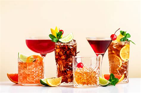 여름 칵테일 음료 세트 럼 콜라 롱 아일랜드 아이스 티 맨해튼 코스모 폴리탄 구식 칵테일 파티에 인기있는 음료 베이지색 배경 하드 라이트 0명에 대한 스톡 사진 및 기타