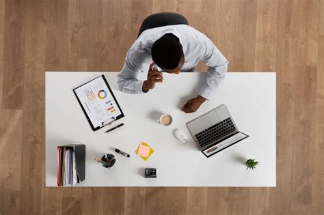 Человек работающий за рабочим столом вид сверху Бесплатно Фото