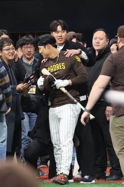 류현진 빵 사들고 로버츠 찾아갔다 로버츠는 먹방으로 화답 다시 뭉친 그 멤버들 ‘고척 화기애애