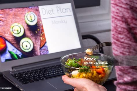 바탕 화면에 노트북 근처 여성 손에 야채 샐러드의 그릇 화면에 월요일에서 체중 감량을 위한 다이어트 계획 건강한 생활방식에 대한 스톡 사진 및 기타 이미지 Istock