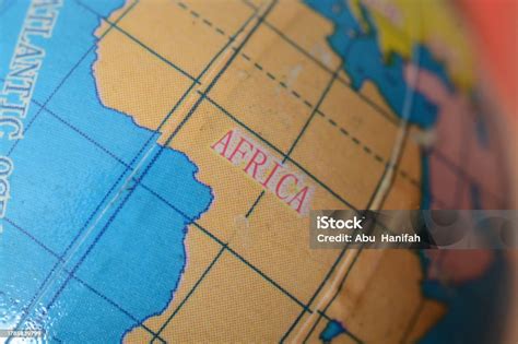 El Mapa De África En Un Globo Terráqueo Se Convierte En Una Puerta De