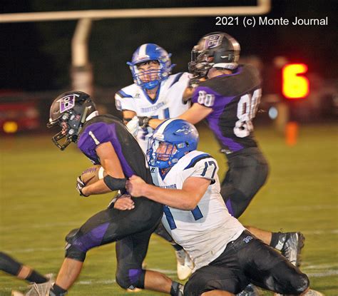 Braves Take Down Unbeaten Baxter Bolts 45 24 To Open First Round