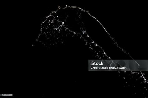 물 모양의 던지기가 공중에서 펄럭이는 물방울 공격과 스톱 모션 동결 샷에 튀는 형태 폭발 텍스처 그래픽 리소스 요소에 대한 스플래시 워터 격리된 검은색 배경 검정색 배경에