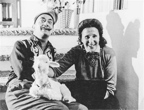 11 эксцентричных фотографий гения сюрреализма Сальвадора Дали с животными