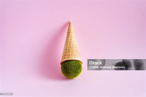 잔디밭 공이 있는 와플 콘 분홍색 배경에 특이한 아이스크림 잔디밭의 구체 평면도 구에 대한 스톡 사진 및 기타 이미지 구 냉동된 냉동식품 Istock