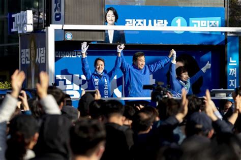 광진구서 전혜숙 고민정 후보의 손을 번쩍 든 이낙연