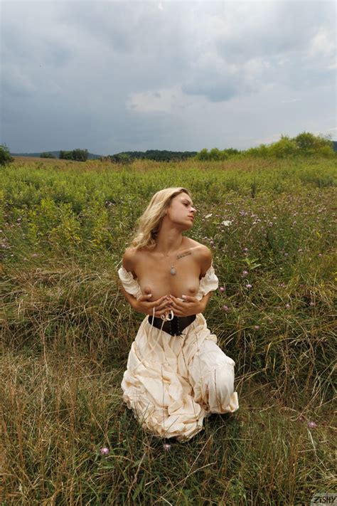 Sweet Blonde Babe Showing Off Her Natural Tits Jezebel Madd Photos