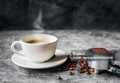 포터필터에 분쇄 커피를 곁들인 아로마 커피 컵과 원두 에스프레소 커피 컵 아로마 및 제작 장비 0명에 대한 스톡 사진 및 기타 이미지 Istock