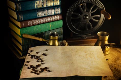 커피 원두와 커피 포트와 그 라인 더가 있는 빈티지 종이 템플릿입니다 오래 된 책 주위와 어두운 배경에 그 라인 더와 도서관의