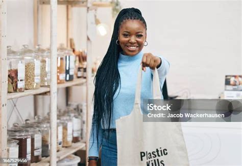 친환경 식료품점에서 흑인 여성 재활용 쇼핑백 지속 가능한 중소기업에서 기후 변화에 대한 헌신 플라스틱은 탄소 발자국 선택으로 로고 슈퍼마켓 및 소녀를 죽입니다 가방에 대한