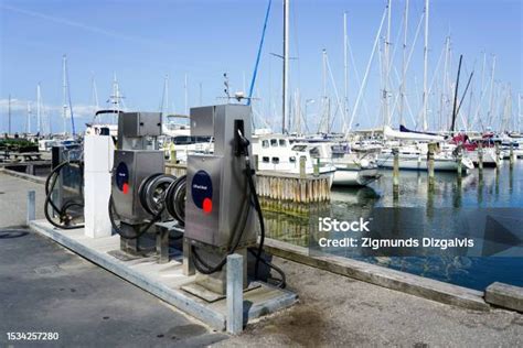 디젤 및 휘발유 충전 옵션이 있는 정박지의 선박 및 보트용 연료 충전소 연료 펌프에 대한 스톡 사진 및 기타 이미지 연료 펌프 역 연료 및 전력 생산 Istock