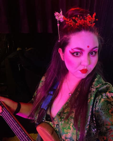 Сначала я хотела подвести итоги года но потом поняла что это все равно никому не интересно