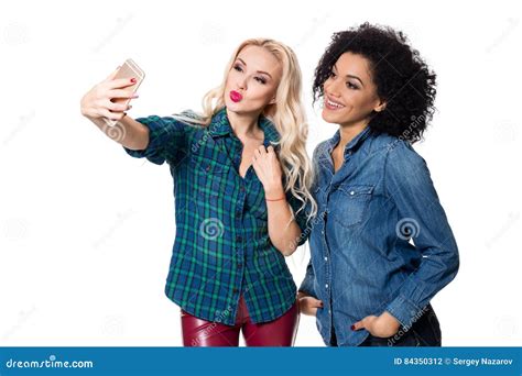 Deux Belles Filles Faisant Le Selfie Photo Stock Image Du Beau Brune
