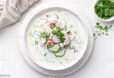 흰색 배경에 케 피어와 소시지가 들어간 상쾌하고 차가운 야채 수프 감자 요리에 대한 스톡 사진 및 기타 이미지 감자 요리 건강한 생활방식 건강한 식생활 Istock
