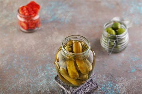 발효 채식 통조림 식품 개념 절인 오이 올리브 말린 토마토를 유리 항아리에 담습니다 통조림 식품의 개념 개념에 대한 스톡 사진 및 기타 이미지 Istock