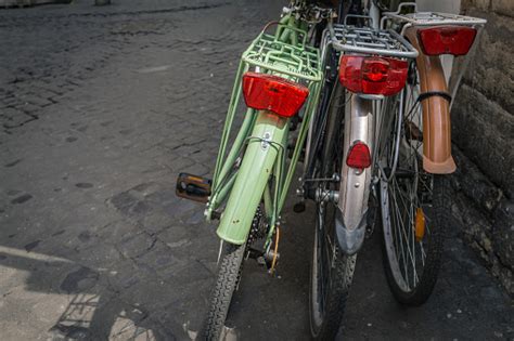 오래 된 녹색 및 갈색 자전거 일광 로마 이탈리아에서에서 빈티지 벽 거리 돌 옆에 주차장 갈색에 대한 스톡 사진 및 기타 이미지 갈색 건강한 생활방식 관광 Istock