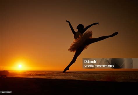 해질녘에 해변에서 춤을 추는 투투에서 발레 댄서의 실루엣 우아한 발레리나 춤과 야외 점프 발레에 대한 스톡 사진 및 기타 이미지 발레 발레 댄서 여름 Istock
