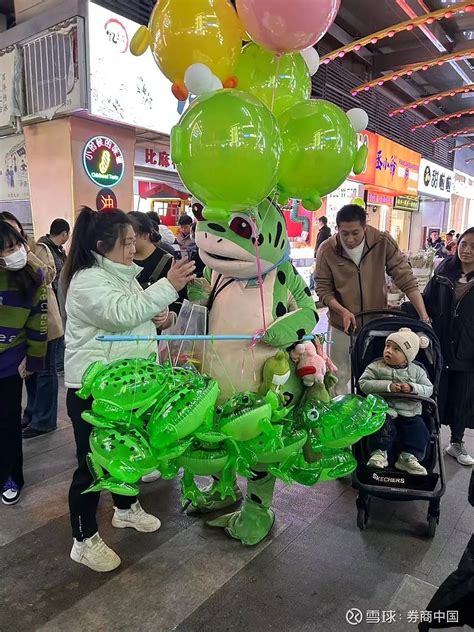 网红 卖崽青蛙 上海 落网 罚还是不罚官方回应 身穿青蛙服 手里提着的一群小青蛙 脖子上挂着收款二维码 最近卖崽青蛙火遍网络