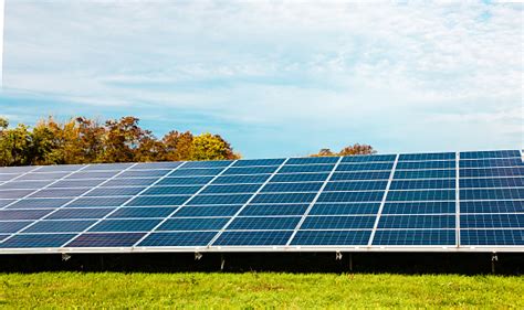 현장의 태양 전지판과 풍력 터빈 태양 광 발전 대체 전기 원 지속 가능한 자원의 개념 0명에 대한 스톡 사진 및 기타 이미지 0명 건축 경관 Istock