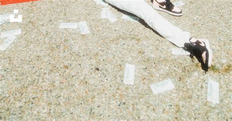 낮 동안 회색 아스팔트 도로에 누워 있는 흰 바지를 입은 여자 사진 Unsplash의 무료 자동차 이미지