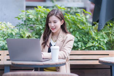 야외 모바일 오피스 여성 사진 무료 다운로드 Lovepik