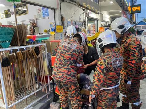 2 Year Old Girl In Msia Gets Hand Stuck In Gashapon Machine